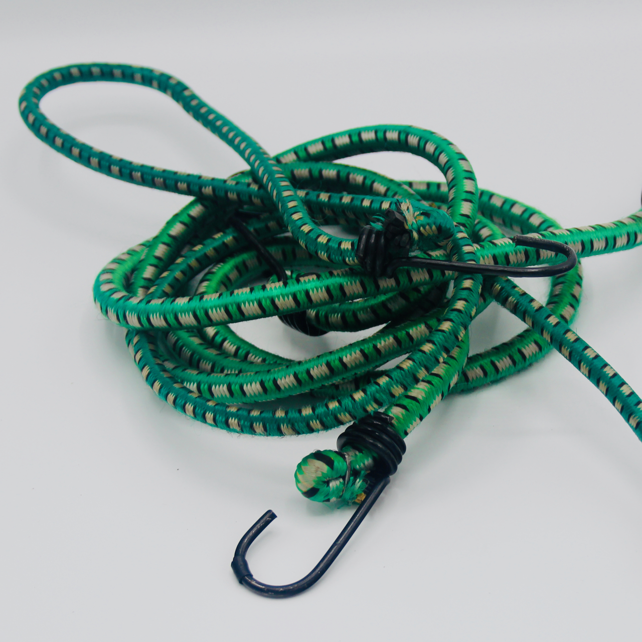 bungee cord - / ˈbʌndʒi kɔːdz / - noun